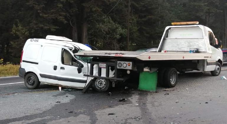 Falleció tras quedar prensado en choque en la carretera de Toluca