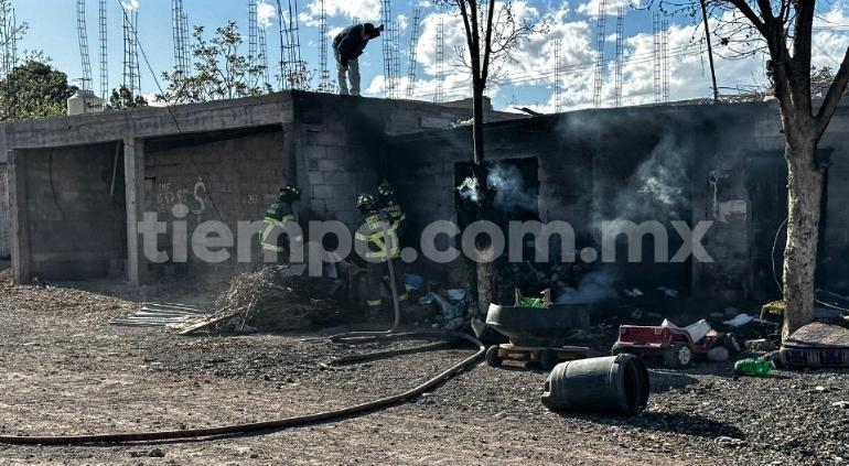 Incendio arrasa con vivienda en la Revolución