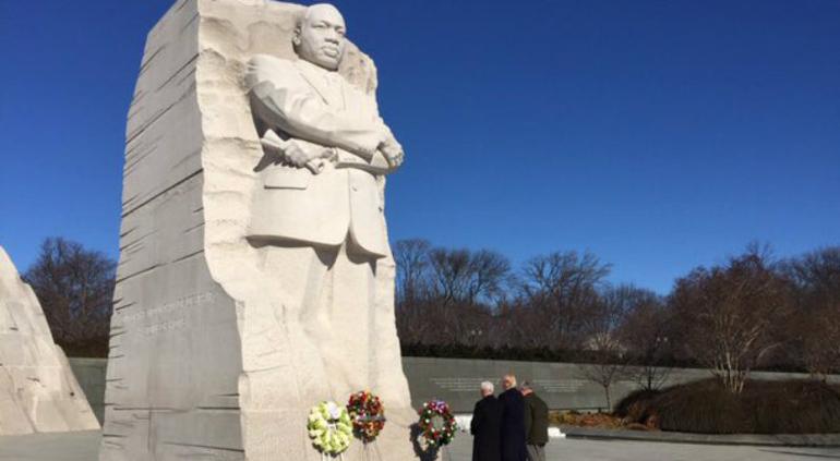 Trump visitó por 2 minutos el monumento a Martin Luther King Jr.