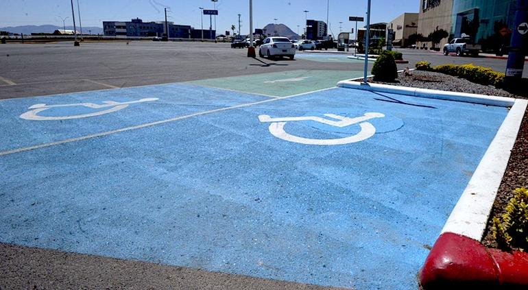 Mejor respeta, estacionarse en cajón azul te podría costar hasta $4000