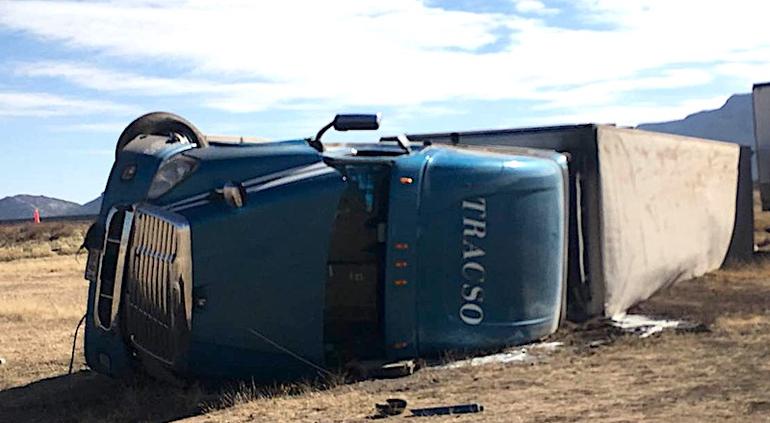 Al chocar contra el muro de contención, el conductor de camión de la ...