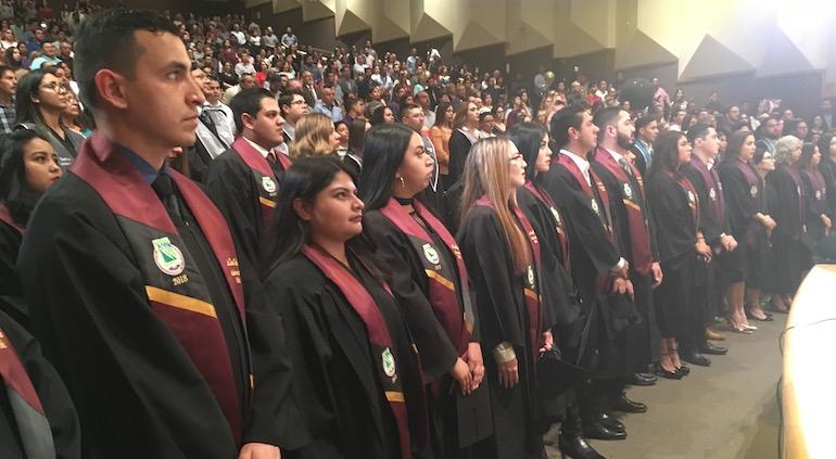 Gradúan 80 nuevos licenciados y maestros de la UACH Juárez