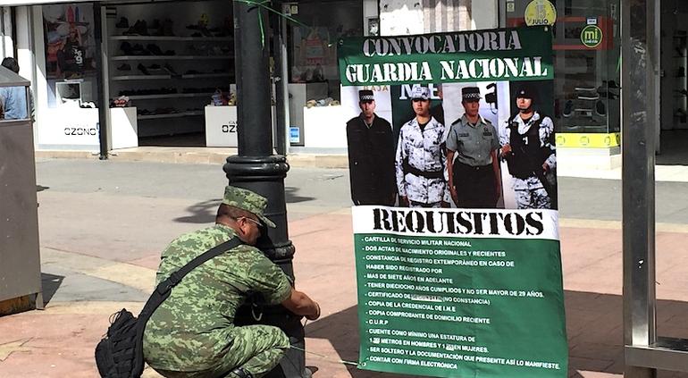 Reclutan para la Guardia Nacional en la Calle Libertad