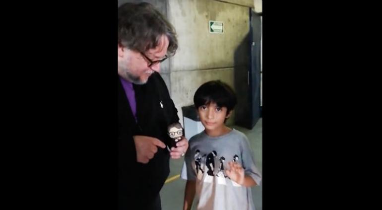 Niño ‘youtuber’ con 80 suscriptores entrevista a Guillermo del Toro