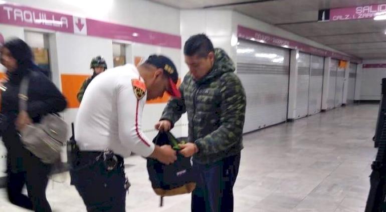 Guardia Nacional revisa mochilas en metro de CDMX (FOTOS)