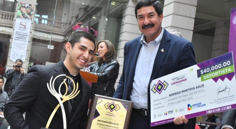 Entregan premio estatal del Deporte al racquetbolista Rodrigo Montoya