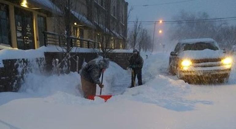 Tormenta invernal en Denver; 1100 varados y nieve de 30 centímetros