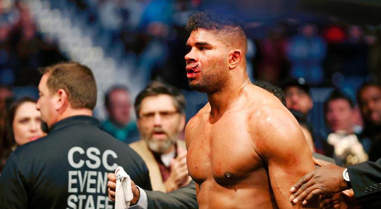 Luchador de UFC muestra su labio que “explotó” cuando lo noquearon | Tiempo