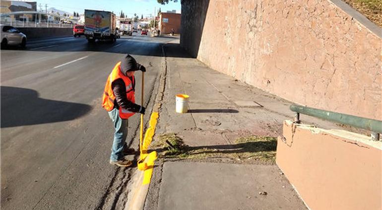 Pintan guarniciones por seguridad y mejor visibilidad en la ciudad