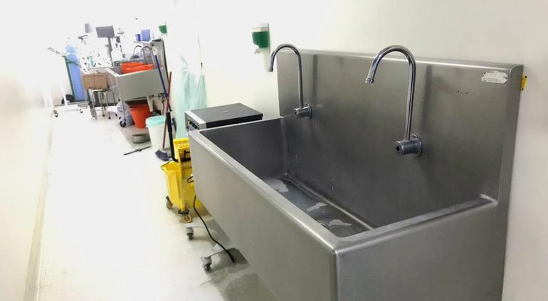 "Pone en riesgo a pacientes": Denuncian suciedad en quirófano de IMSS