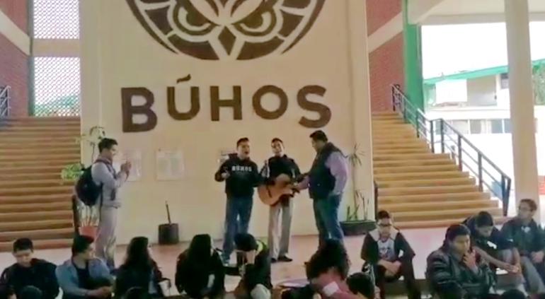 Paro 9M: Cantaron jóvenes por las mujeres en el Bachi 8 (VIDEO)