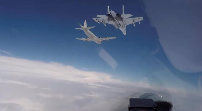 Así cazas rusos interceptan y escoltan bombarderos de EE.UU. (VIDEO)