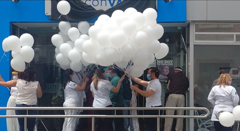 Rinden homenaje con ambulancias al doctor Grajeda (EN VIVO)