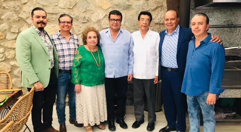 A través de sus redes sociales, el alcalde Armando Cabada Alvídrez ...
