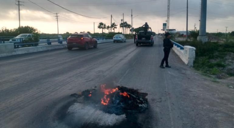 Montan narco retenes con camiones y llantas en Reynosa
