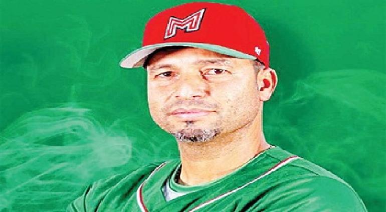 Juan Gabriel Castro se ve dirigiendo en las Grandes Ligas de Beisbol