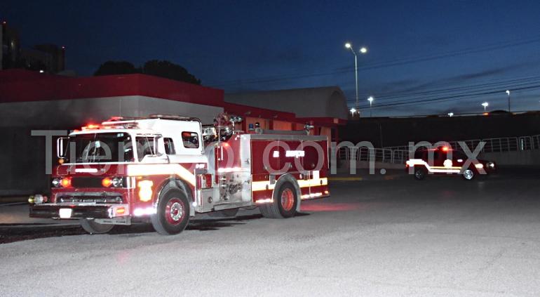 Se incendia Vips en el periférico De la Juventud (En vivo)