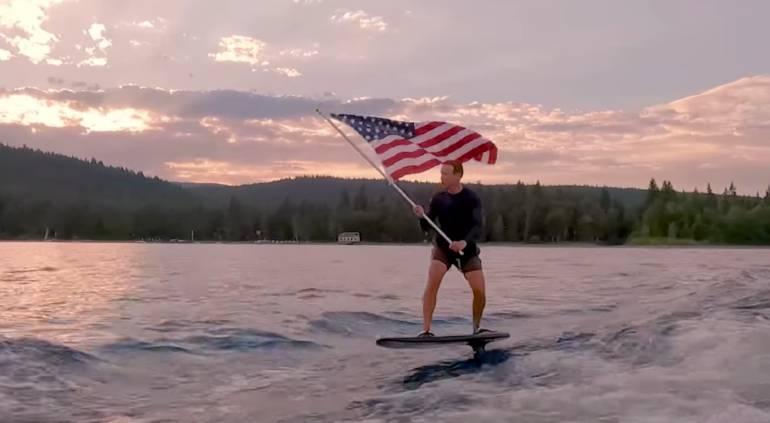 Surfeando en hidroala, así festejó Mark Zuckerberg el 4 de julio