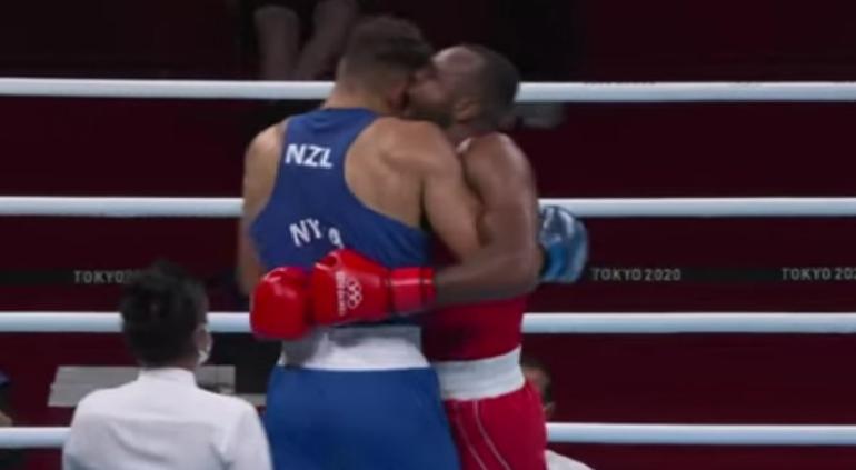 Boxeador olímpico intenta morder a su oponente en la oreja