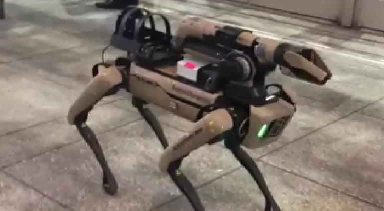 Presentan perro robot armado con rifle de francotirador en EU 🎥