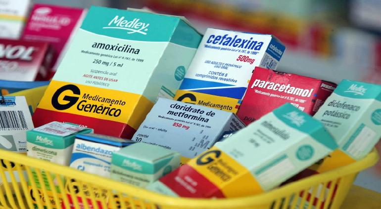 Deben médicos incluir en recetas los nombres genéricos de medicamentos