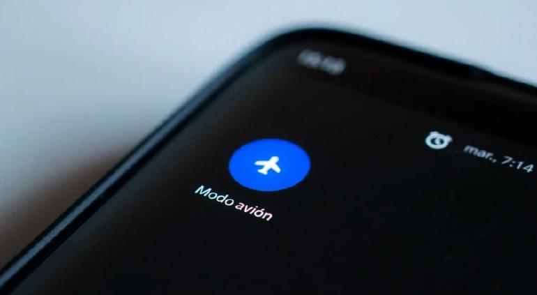 Conoce la importancia del “modo avión” en los celulares al viajar