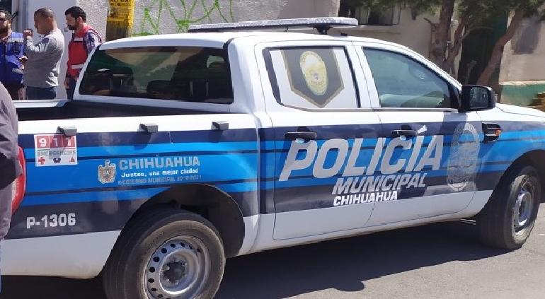 Se aventó de patrulla un hombre detenido y muere en la Homero