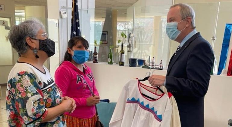 Eric S. Cohan visitó Chihuahua; ve alianza entre mujeres indígenas