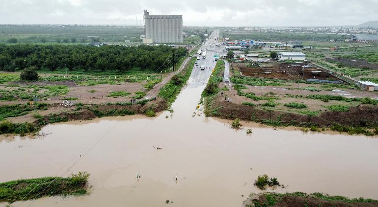Cierran salida de Camargo a Ojinaga; la inundó el río Florido 📷