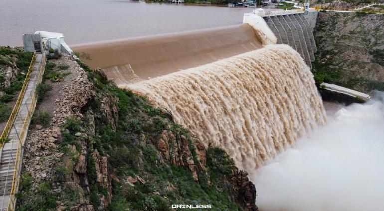 ¡Increíble! Mira cómo desborda la presa Las Vírgenes