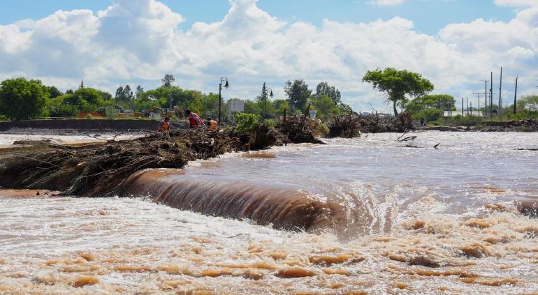 Da tregua el río San Pedro para reforzar puntos críticos en Meoqui
