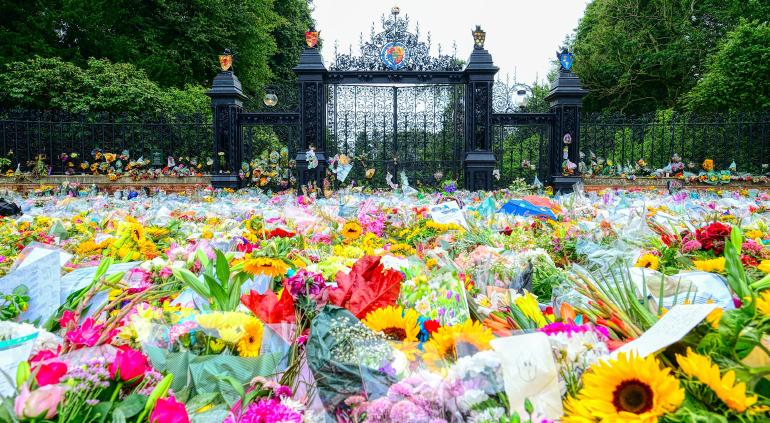 Convertirán las flores que dejaron a Isabel II en composta