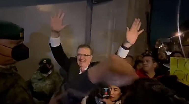 Mariachis, pastel y afecto… a Marcelo por su cumple: AMLO