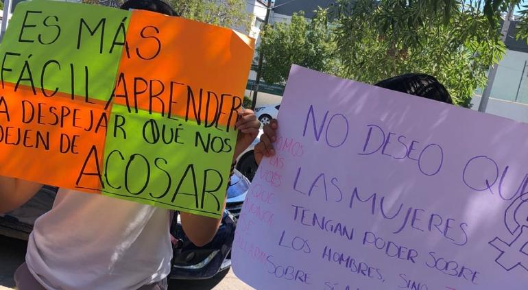 Manifestación de estudiantes en el Bachi 8; denuncian acoso