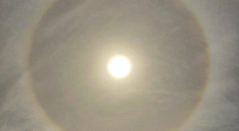 Comparten fotografías de "halo solar" en la ciudad