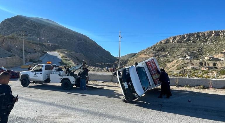 Volcó camión de Barcel tras choque en el Camino Real