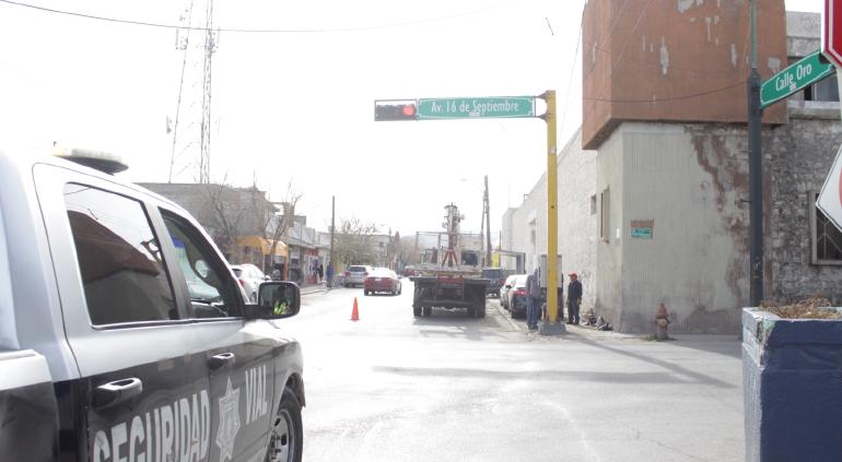 Reinstalan semáforo derribado en 16 y Oro