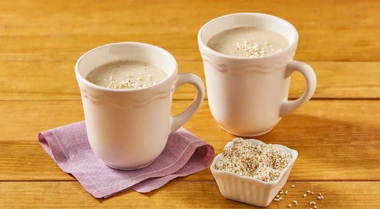 Acompaña el frío con este calientito atole de coco