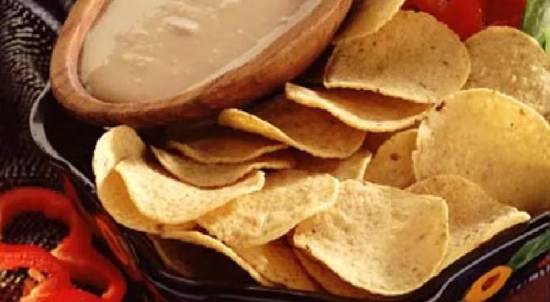 Acompaña tus totopos con este delicioso dip de frijoles con chicharrón