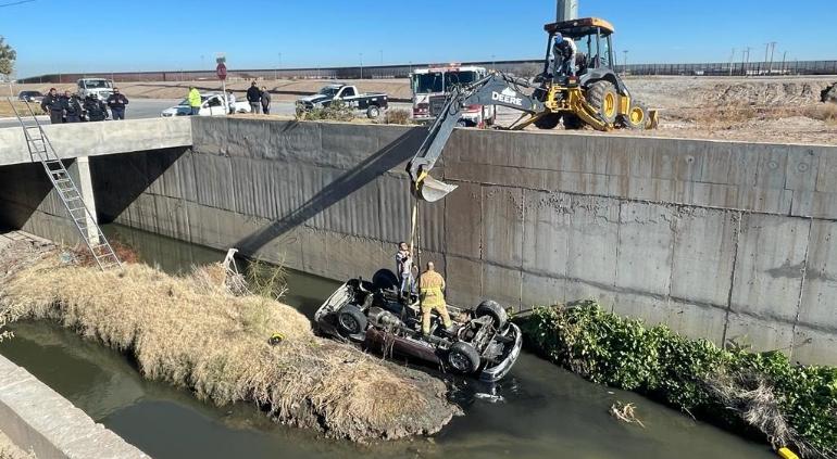 Cae conductor a canal en la Juan Pablo II y muere