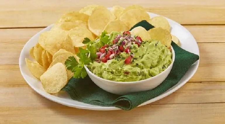 Acompaña tus totopos con este dip de aguacate