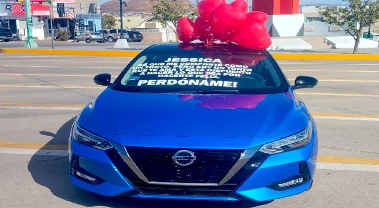 El carro también estaba acompañado con unos globos en forma de corazón ...