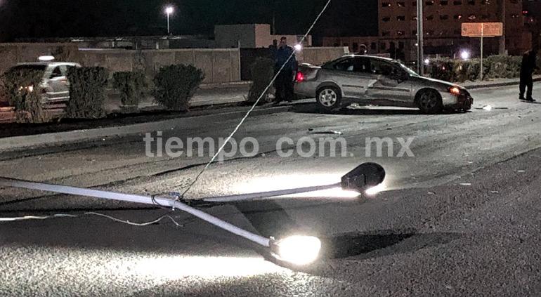 Pierde el control, choca y derriba poste en la Juan Pablo II