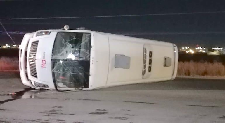 Dos camiones de transporte de personal de la maquila Maeesa y Senda ...