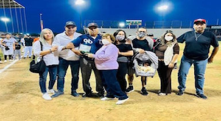 Reconocen trayectoria del ampayer Cruz Rivera Castañeda