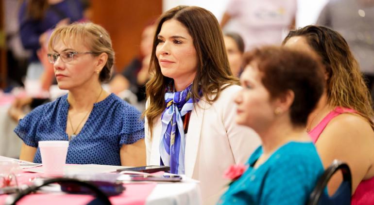 Participó Rubí Enríquez como anfitriona del foro “Rosa Mexicano”