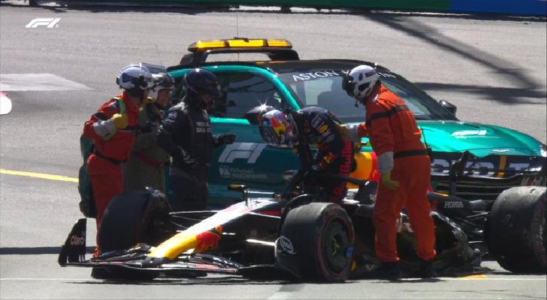 Chocó Checo Peréz su Red Bull en la clasificación de Mónaco