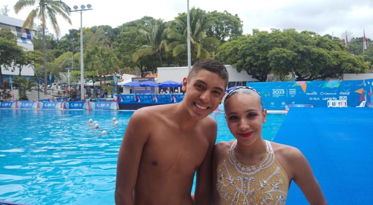 Maravilla joven dueto mixto de nado sincronizado mexicano y ganan oro