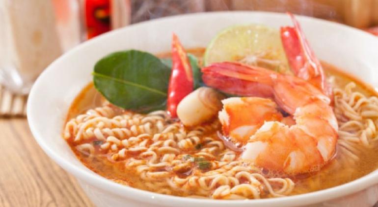 Cocina esta rica sopa ramen con camarón