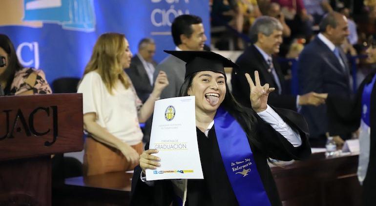 Fiesta en la UACJ por egreso de mil 112 estudiantes